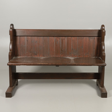 A STAINED PINE PEW. Furniture - Sofas & seatings - Auctionet