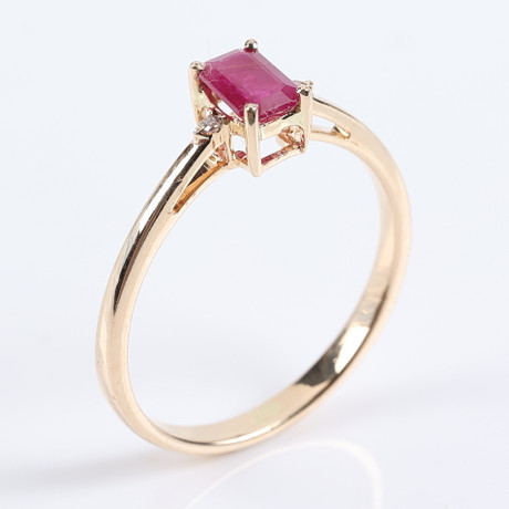 RING, 14K guld, Rubin 0,55 ct, Briljanter 0,02 ct. Smycken & Ädelstenar ...
