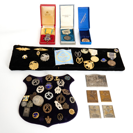 SAMLING MEDALJER, MÄRKEN, NÅLMÄRKEN. Flyg, idrott m.m., delvis ...