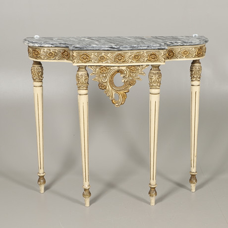 A SMALL MARBLE TOPPED CONSUL TABLE. Furniture - Tables - Auctionet