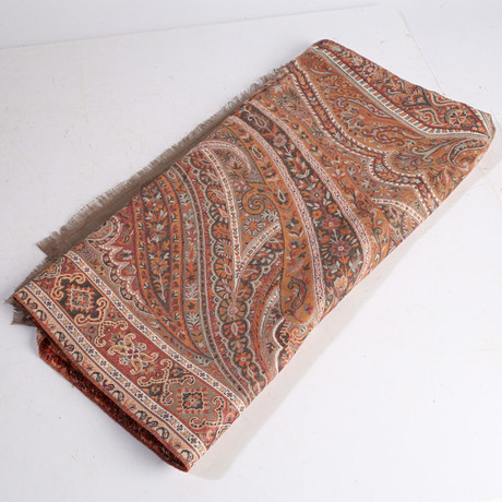 EN STOR PAISLEYMÖNSTRAD SJAL. Mattor & Textil - Textil - Auctionet