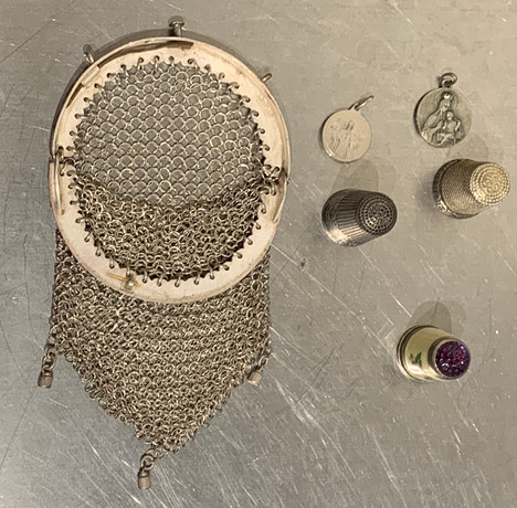 FINGERBORGAR, 3 st, myntväska och 2 silvermedaljer, 1900-talets första ...