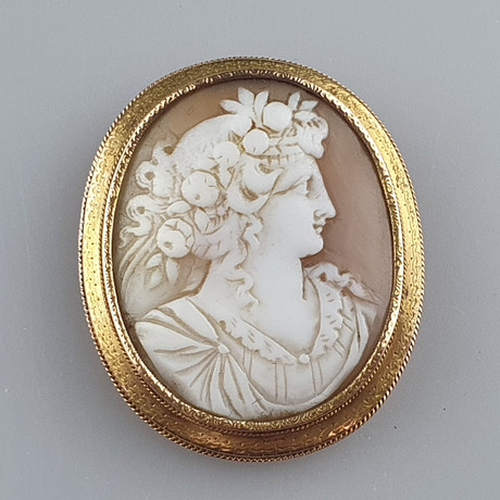 MUSSEL CAMEO med ett klassiskt kronat kvinnohuvud i profil. Smycken ...