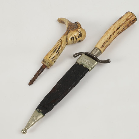 KNIV SAMT HANDTAG, horn. Vapen & Militaria - Blankvapen - Auctionet