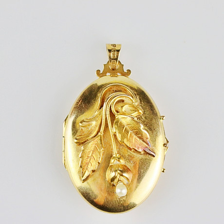 MEDALJONG, guld 18k, stiliserad blomma med pärla på locket, inskription ...