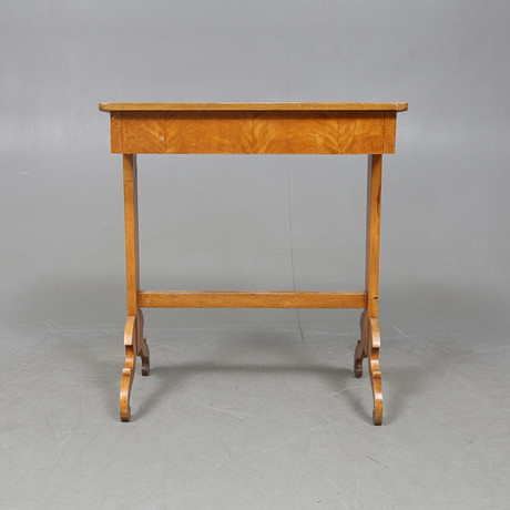 BORD, med låda, 1800-tal. Möbler - Bord - Auctionet