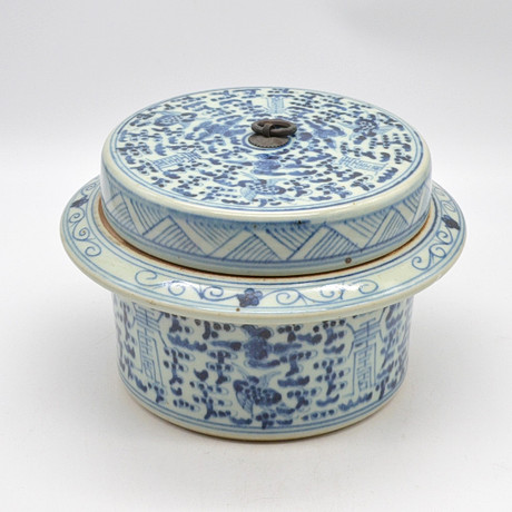 CHINESE LID BOX, WITH CRANE, CLOUD AND LONGEVITY PATTERNS, PORCELAIN ...