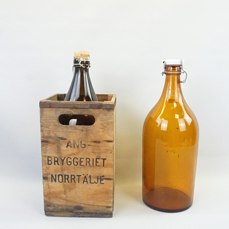 FLASKOR, 2 st, bl a Edebo Bryggeri, 1900-tal. Glas - Bruksglas - Auctionet