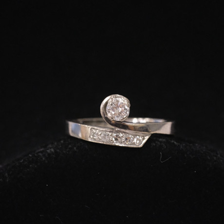 RING, 18K VITGULD MED SEX DIAMANTER, TOTALT 0,33CT. Smycken ...