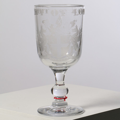 A 1970'S LARGE ENGLISH GLASS GOBLET WITH THE COAT OF ARMS OF THE CITY ...