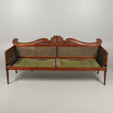 A REGENCY MAHOGANY CAMPAIGN SOFA. Furniture - Sofas & seatings - Auctionet