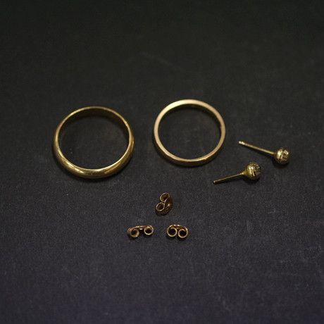 TWO SMOOTH RINGS, 18K GOLD AND FIVE GOLD PIECES, 14K AND 18K. Jewellery & Gemstones - Rings ...
