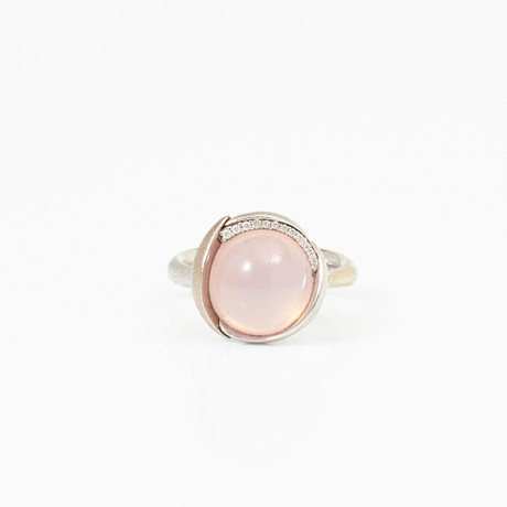 OLE LYNGGAARD, "Lotus", ring, 18 k vitguld, 1 cabochonslipad rosenkvarts, briljantslipade ...