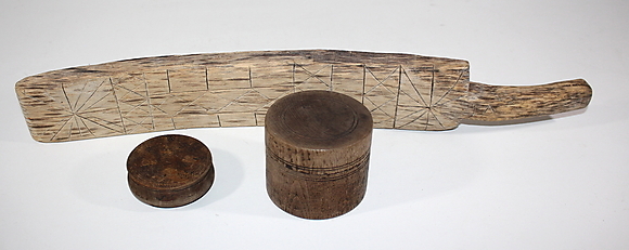 ALLMOGE, three pieces, wood, 19th century. Swedish Folk Art - Auctionet
