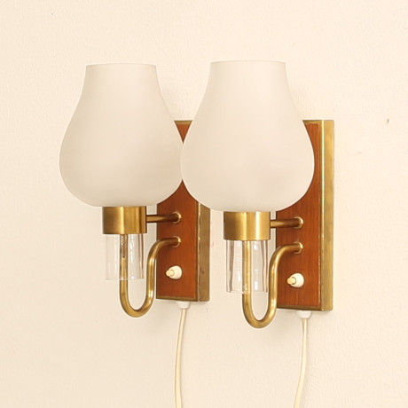 VÄGGLAMPOR, 2 stycken, teak och mässing, 1900-tal. Belysning & Lampor ...