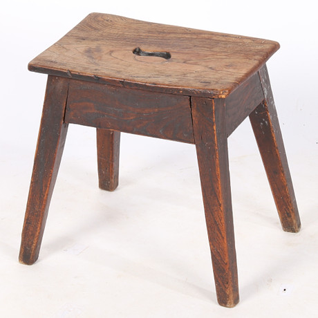 A VICTORIAN ELM FOUR LEGGED STOOL. Furniture - Other - Auctionet