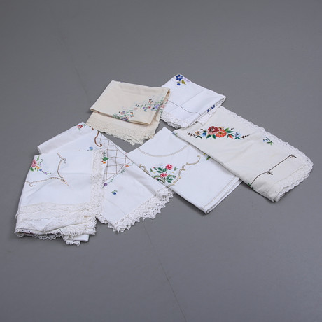 BRODERADE DUKAR MED SPETSKANT, 6 st. Mattor & Textil - Textil - Auctionet