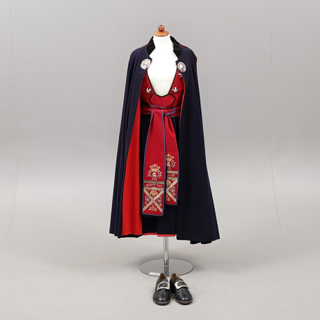 VÄRENDSDRÄKT MED CAPE OCH SKOR, 1966. Mattor & Textil - Textil - Auctionet