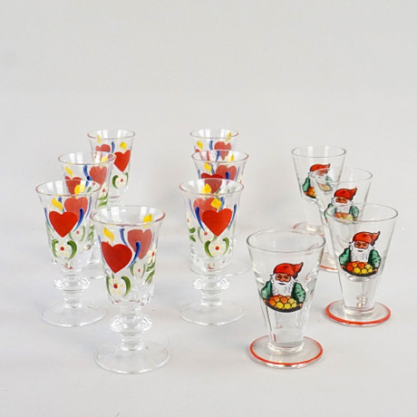 A set of 11-piece snapsglas, decorated with hearts/gnomes, 20th century ...