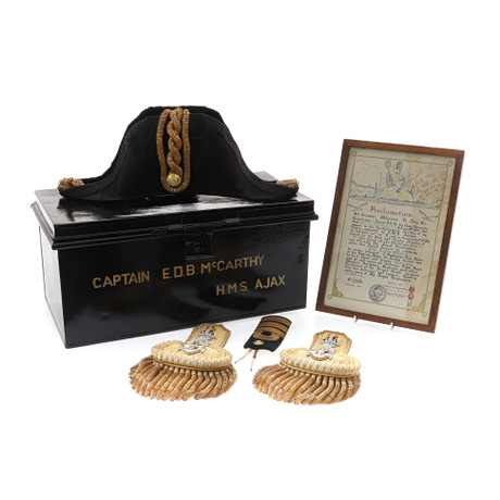MARINT INTRESSE, H.M.S. AJAX. EN REGLERBAR MARINHATT, EPAULETTER OCH ...