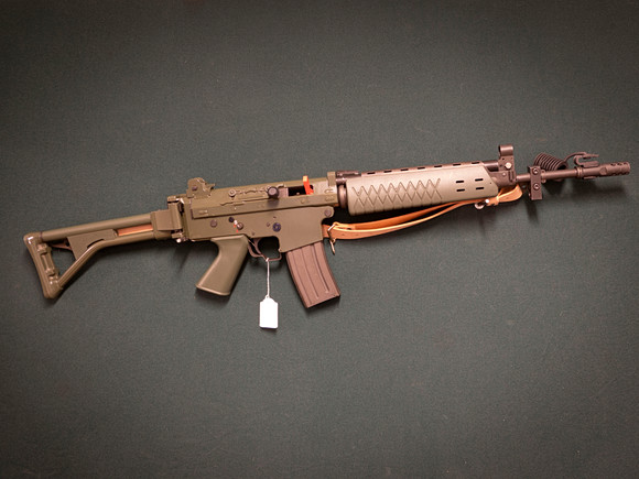 Carl-Gustaf AK5 kal. 5,56x45 #15015 SE2142795. Licensvapen - Militära vapen - Auctionet