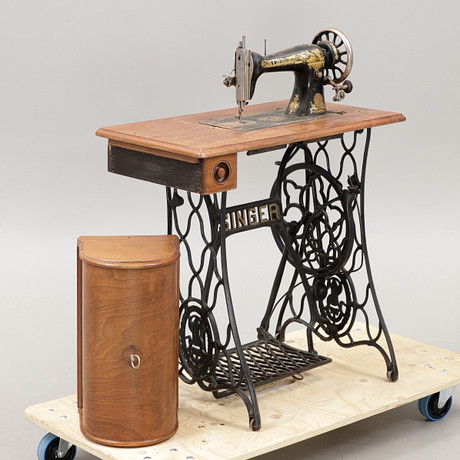 A SEWING MACHINE ON STAND, Singer, late 19th century. Collectables ...
