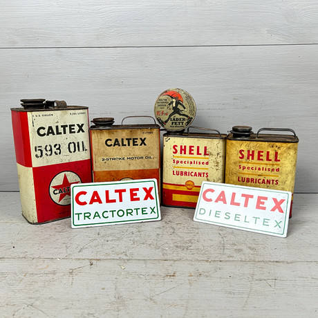 CALTEX , SHELL och KF, 7 delar, plåtburkar och skyltar, 1900-tal ...