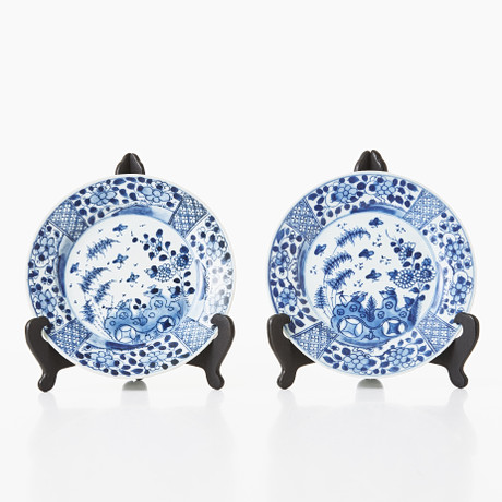 TALLRIKAR, 2st, porslin, Kina, 1700-talets andra hälft, dekor i underglasyrblått av fåglar i ...