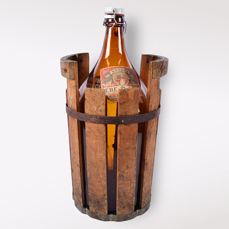 DRICKAFLASKA MED STÄLLNING. Eriksbergs bryggeri, Göteborg. Glas - Övrigt - Auctionet