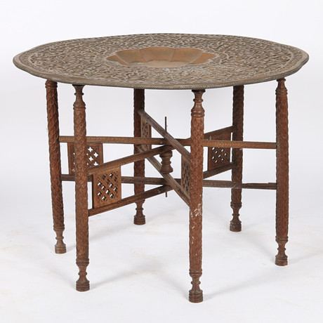 AN INDIAN BENARES TABLE. Furniture - Tables - Auctionet