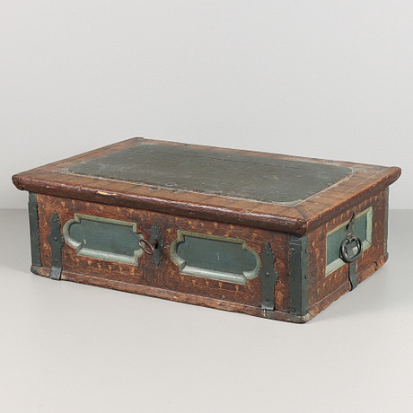 SKRIN allmoge med smida beslag. Allmoge - Skålar & Skrin - Auctionet