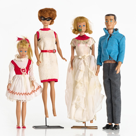 DOLLS (4), Barbie, Ginger, Ken, with clothes. Toys - Toys - Auctionet