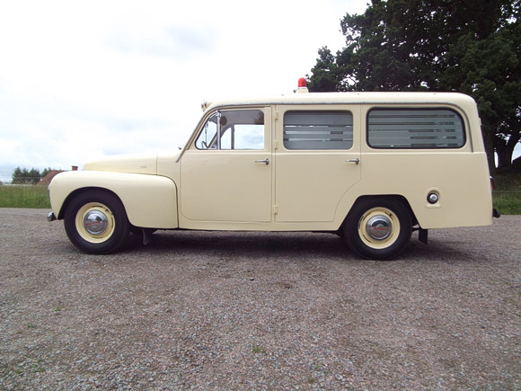 VOLVO-AMBULANS PV 445, förlängd handbyggd Grip-kaross, 1957. Fordon ...
