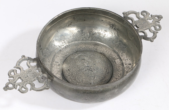 AN EXCEPTIONALLY RARE WILLIAM III PEWTER ROYAL COMMEMORATIVE DOUBLE ...