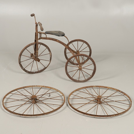 EN VINTAGE TREHJULING AV METALL FÖR BARN. Leksaker - Leksaker - Auctionet