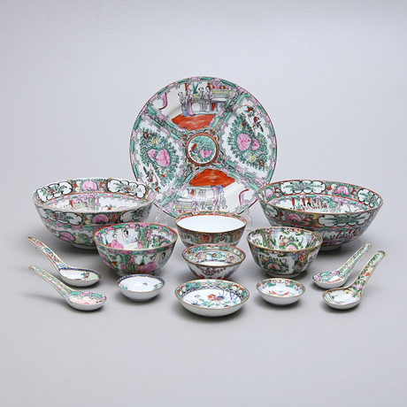 A set of 14 Chinese porcelain objects, including Nianqian Zhilong, 20th ...