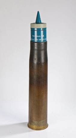 BRITTISK 105MM APDS RUND, INERT. Vapen & Militaria - Skjutvapen - Auctionet