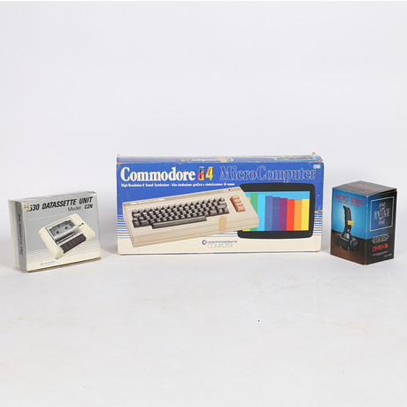 COMMODORE 64 MIKRODATOR, JOYSTICK OCH DATAKASSETT. Leksaker - Leksaker ...