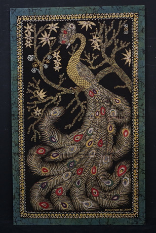 ERIC SURIYASENA. Påfågel. Batik, signerad. Konst - Övrigt - Auctionet