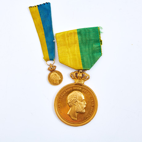 FÖRTJÄNSTMEDALJER, 2 st, 23 k samt 18K guld. Oscar II, Svenska ...