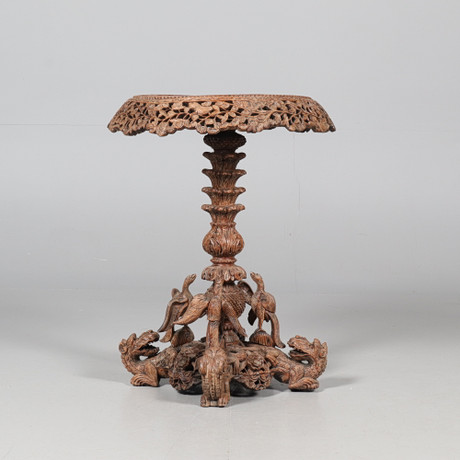 BORD, rikligt skuret. troligen Indien kolonialtid. 18/1900-tal. Möbler ...