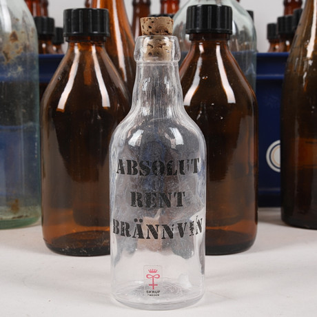 FLASKOR & BURK, ca 63 st, glas, 1800/1900-tal. Glas - Bruksglas - Auctionet