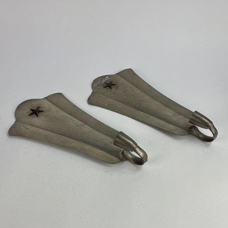 VÄGGLJUSSTAKAR, 1 par, tenn, stämplade GAB, Stockholm, 1937. Belysning ...