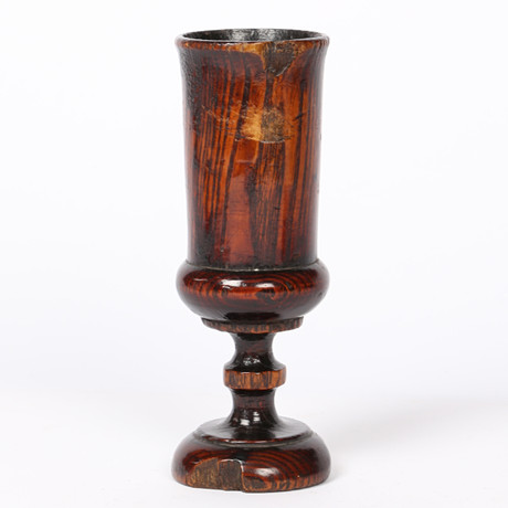 UN JARRÓN PARA DERRAMES DE MADERA DE FRESNO BIEN PATINADO CON PATAS ...