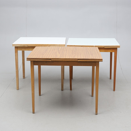 MATBORD, 3 st, s.k. "Perstorpsbord", omkring 1900-talets mitt. Möbler ...