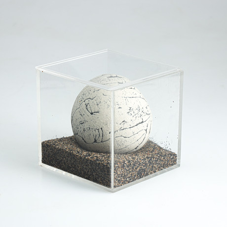 ULLA VIOTTI (FÖDD 1933). Skulptur, æg i plexicube med sand. Keramik & porcelæn - Europæisk ...