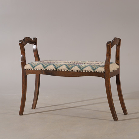 PALL, betsad furu med broderad sits, 1900-talets första hälft. Möbler ...