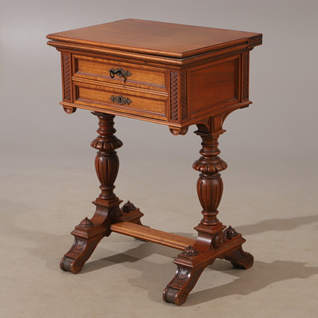 SYBORD, mahogny, nyrenässans. Möbler - Byråar - Auctionet