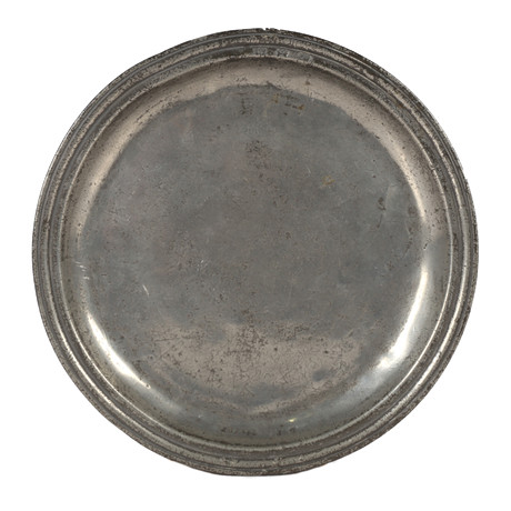 UN PLATO DE PELTRE CON BORDE ESTRECHO DE CARLOS II CON MÚLTIPLES ...