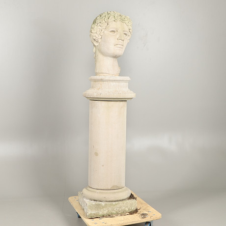 A CAST CONCRETE BUST ON PLINTH. Garden & Architectural - Garden - Auctionet